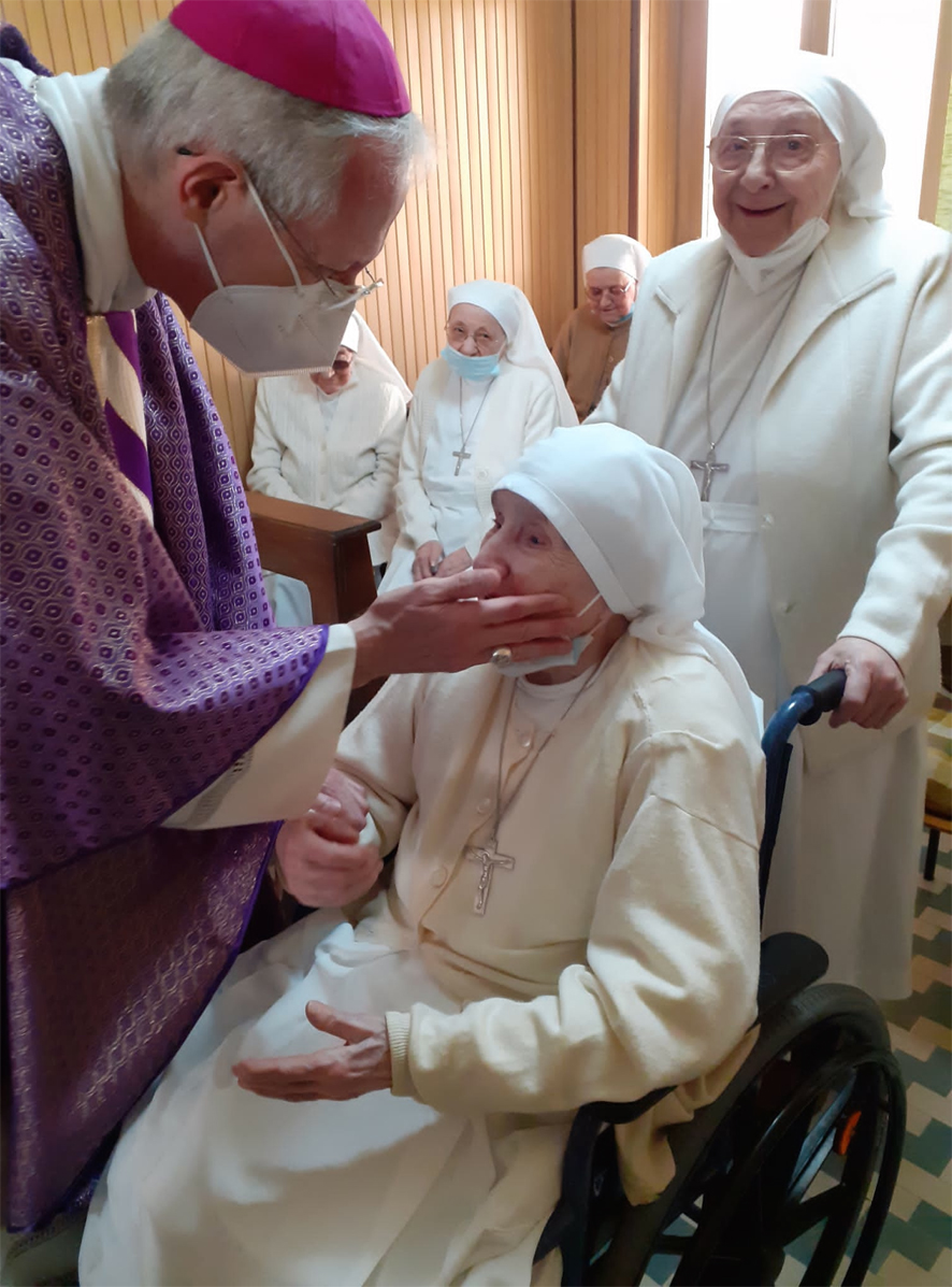 In preghiera con le suore a Villa Mensi - Il Popolo Tortona