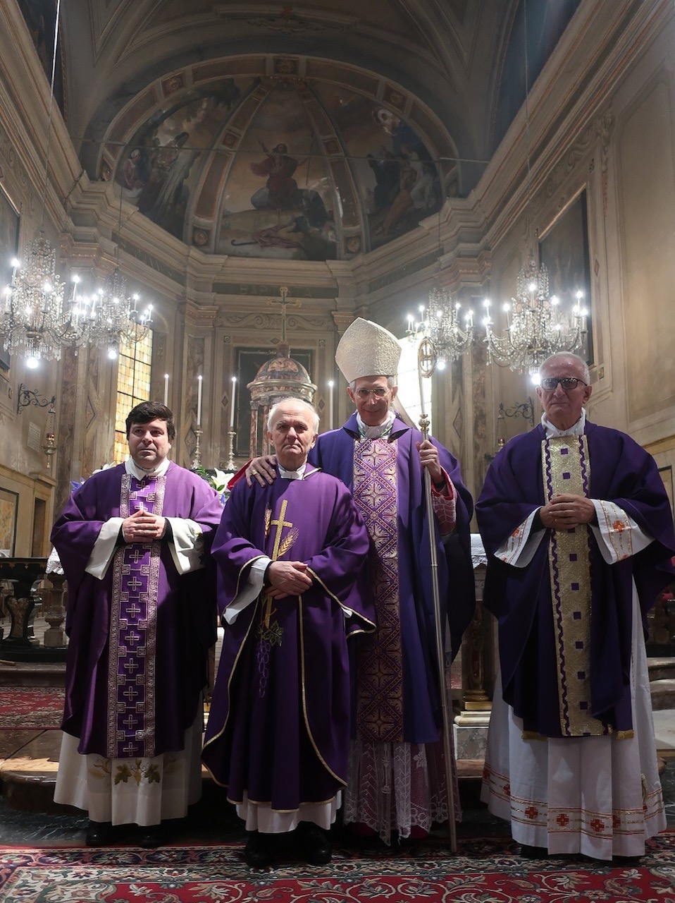 L’abbraccio dei fedeli a don Piero Fugazza - Il Popolo Tortona